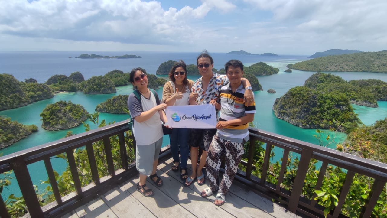 Paket Wisata Raja Ampat HALAL Murah #1 TERBAIK 2025