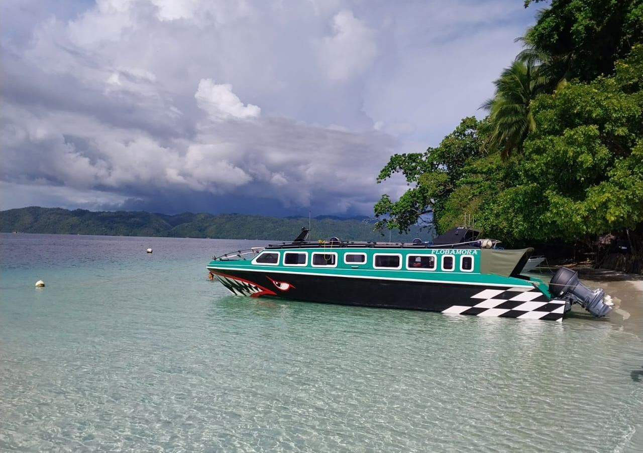 Sewa Kapal Speed Boat Raja Ampat Flobamora by OASIS